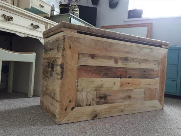 DIY Pallet Burlap Cushioned Ottoman