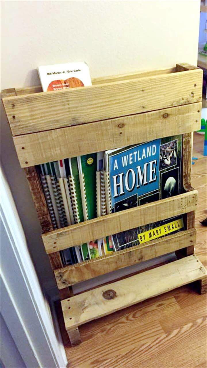 DIY Pallet Magazine Rack / Bookshelf